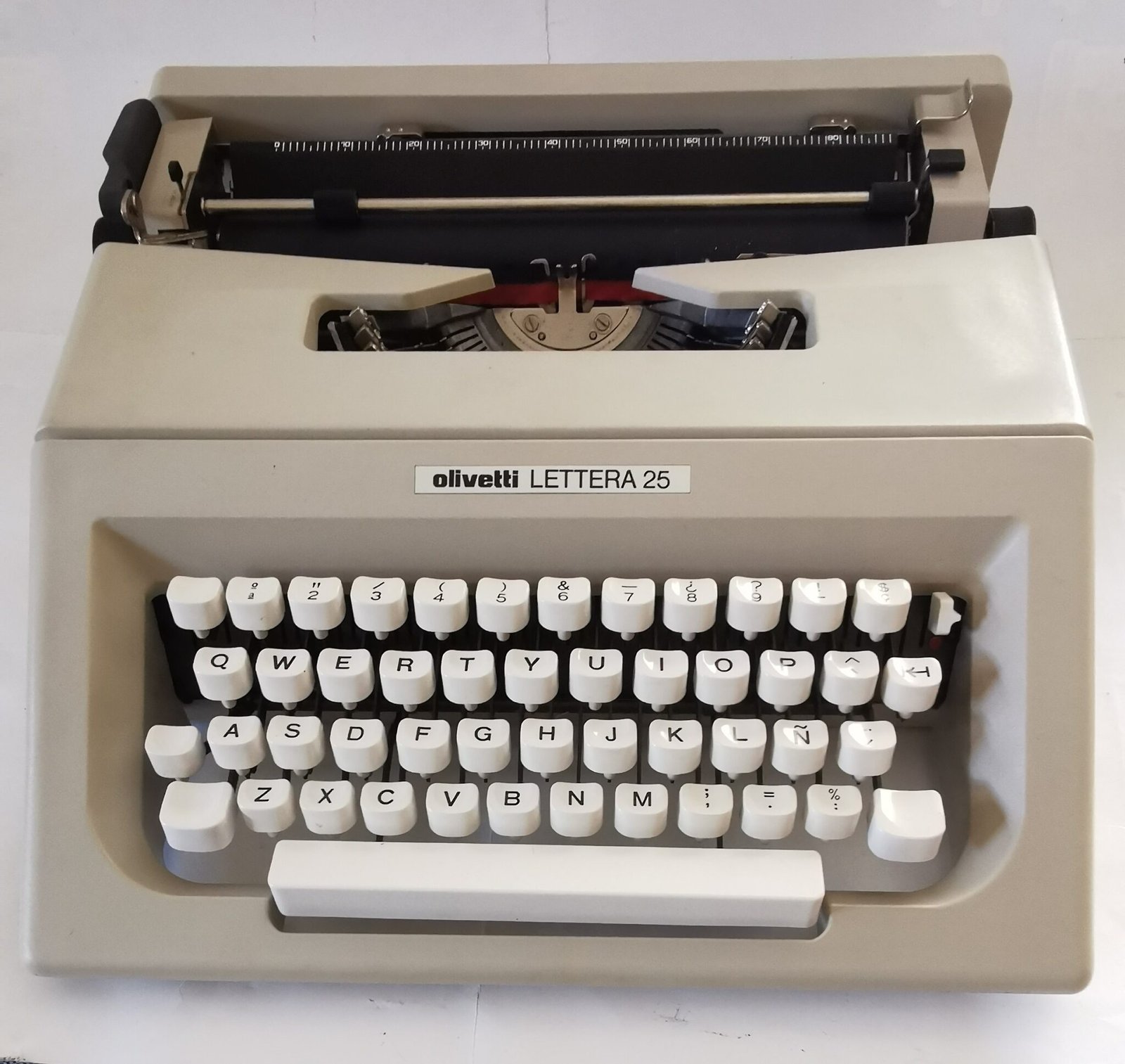 Olivetti Lettera 25 Typewriter | 1970s Restored Model