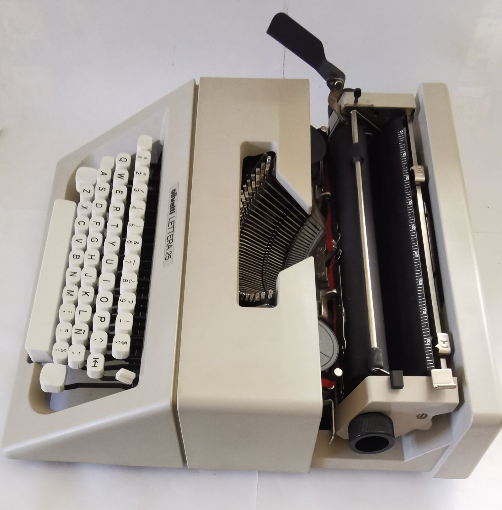 Olivetti Lettera 25 Typewriter | 1970s Restored Model